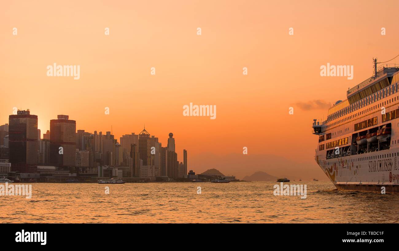 China, Hong Kong, Kowloon, view from Kowloon over Victoria harbour and ...