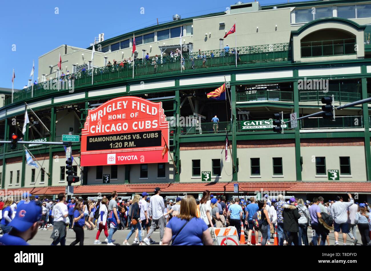 Chicago, Illinois, USA. Fans congegrate under the iconic marquee above ...