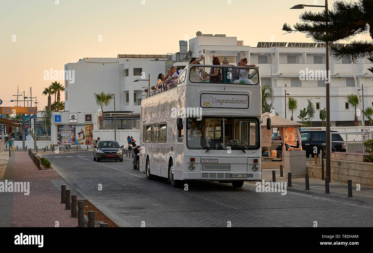 White double decker bus hi-res stock photography and images - Alamy