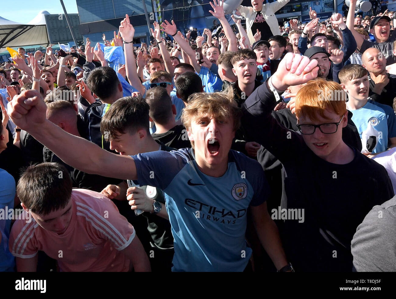 Manchester City fans celebrate as Manchester City win the premier ...