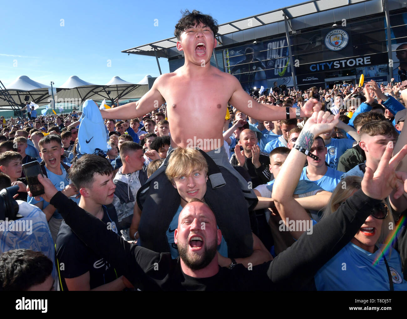 Manchester City fans celebrate as Manchester City win the premier ...