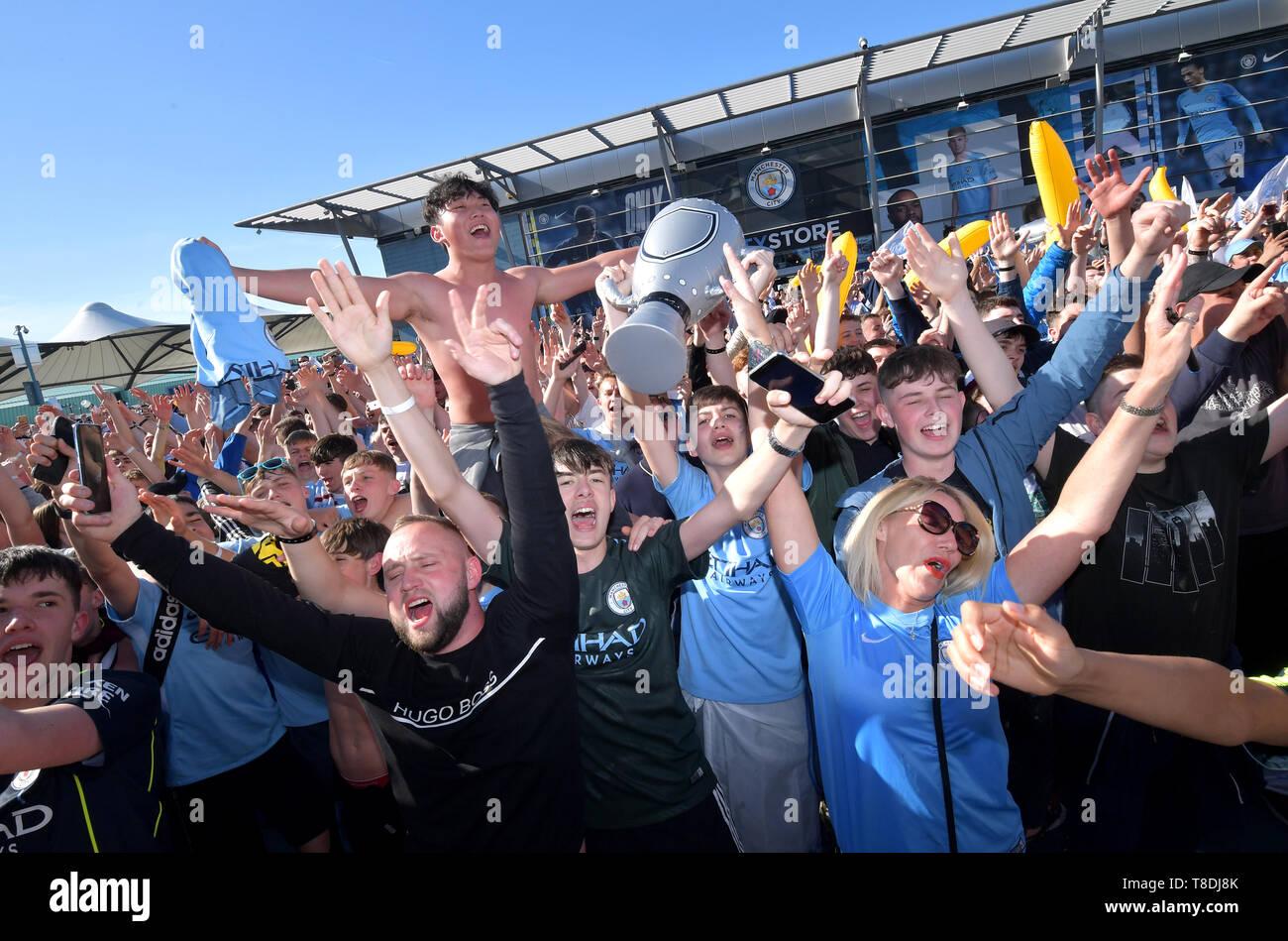 Manchester City fans celebrate as Manchester City win the premier ...