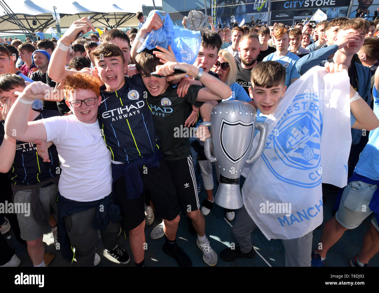 Manchester City fans celebrate as Manchester City win the premier ...