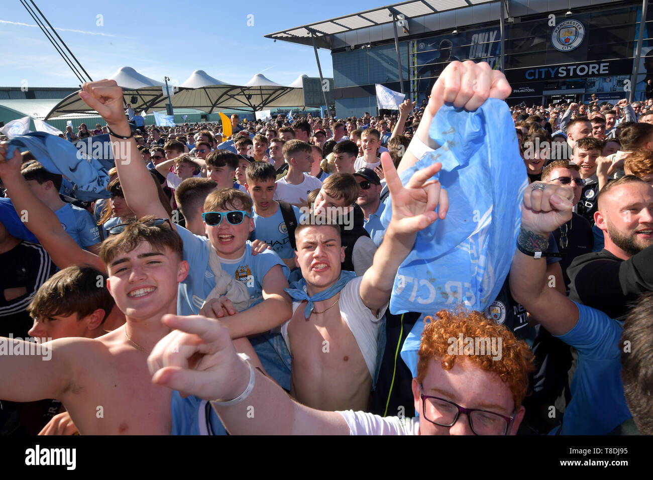 Manchester City fans celebrate as Manchester City win the premier ...