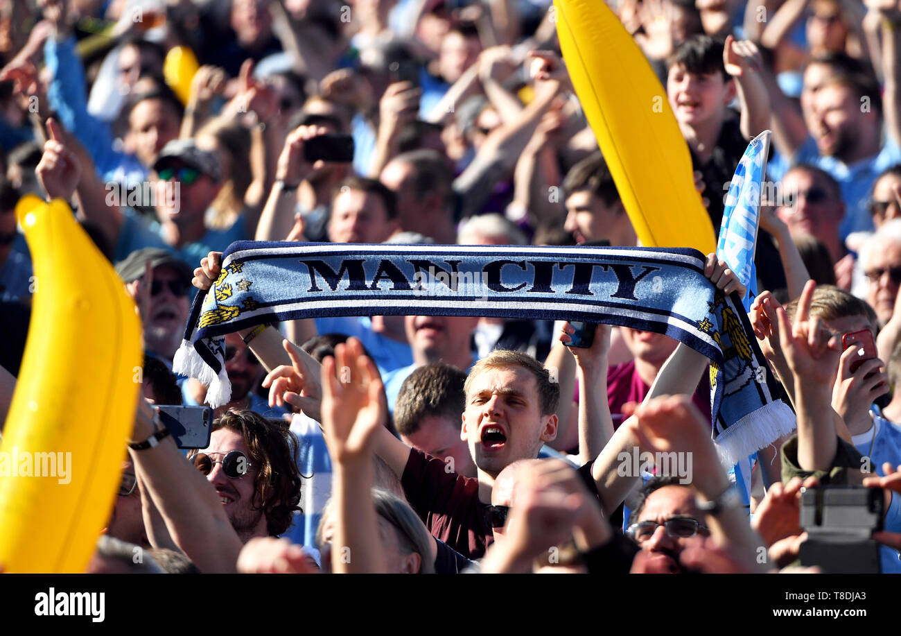 Manchester City fans celebrate as Manchester City win the premier ...