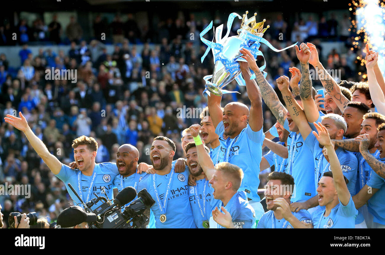 Vincent kompany premier league trophy hi-res stock photography and ...