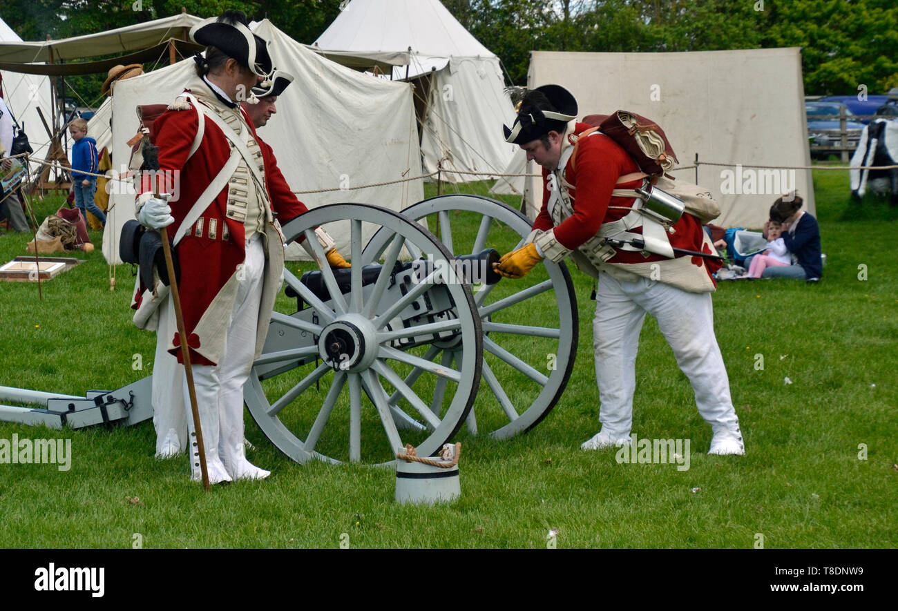 Loading cannon 18th century hi-res stock photography and images - Alamy