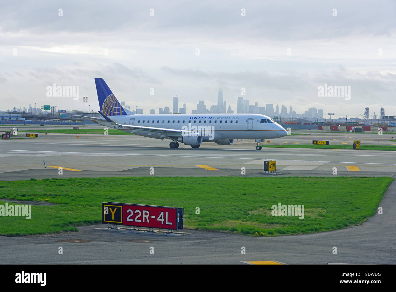 Newark airport tarmac hi-res stock photography and images - Alamy