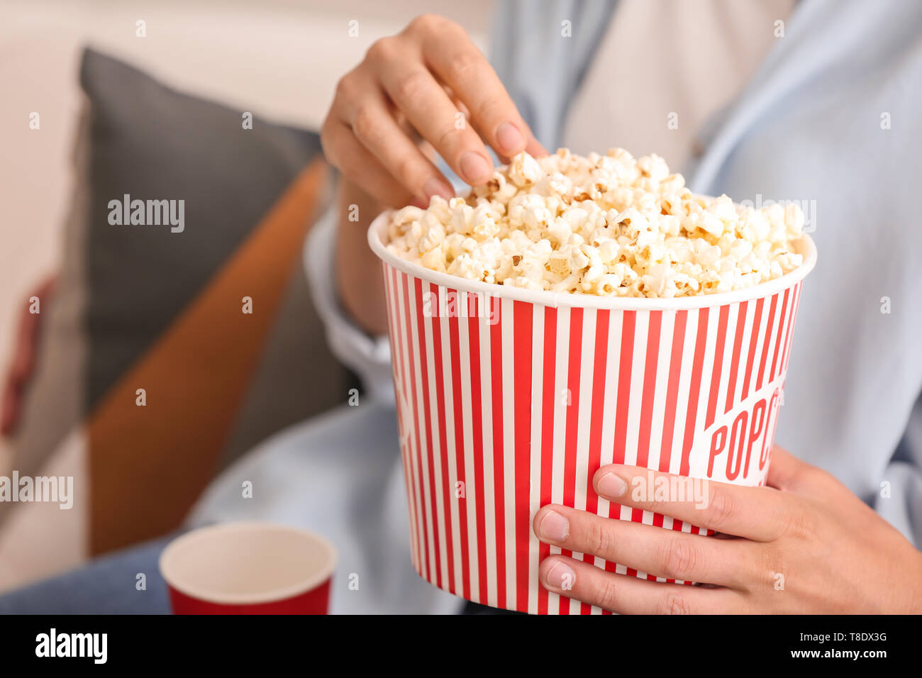 Couple eating pop corn watching hi-res stock photography and images - Alamy