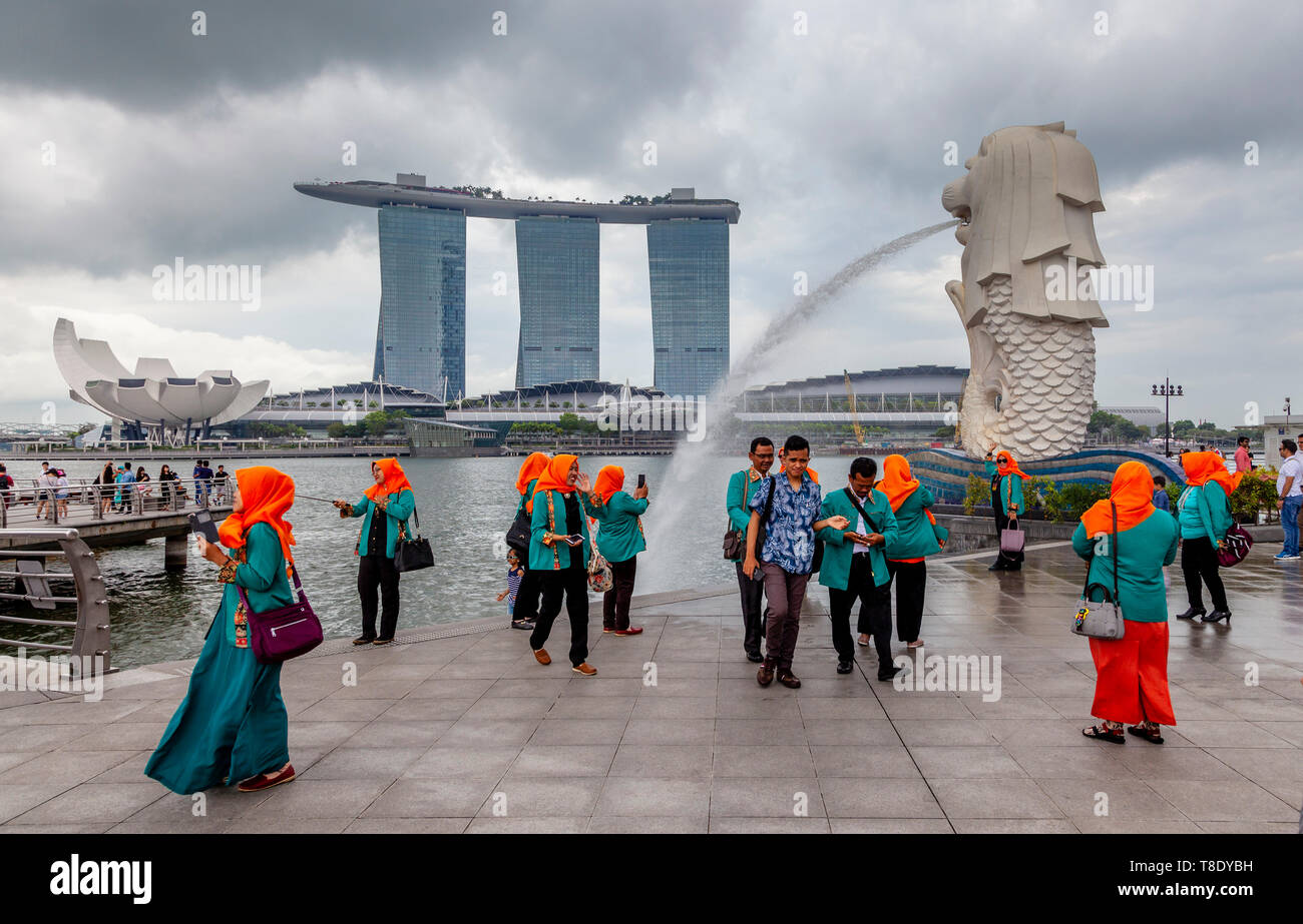 Tourists Pose For Photos At The Merlion Stature, Singapore, South East ...
