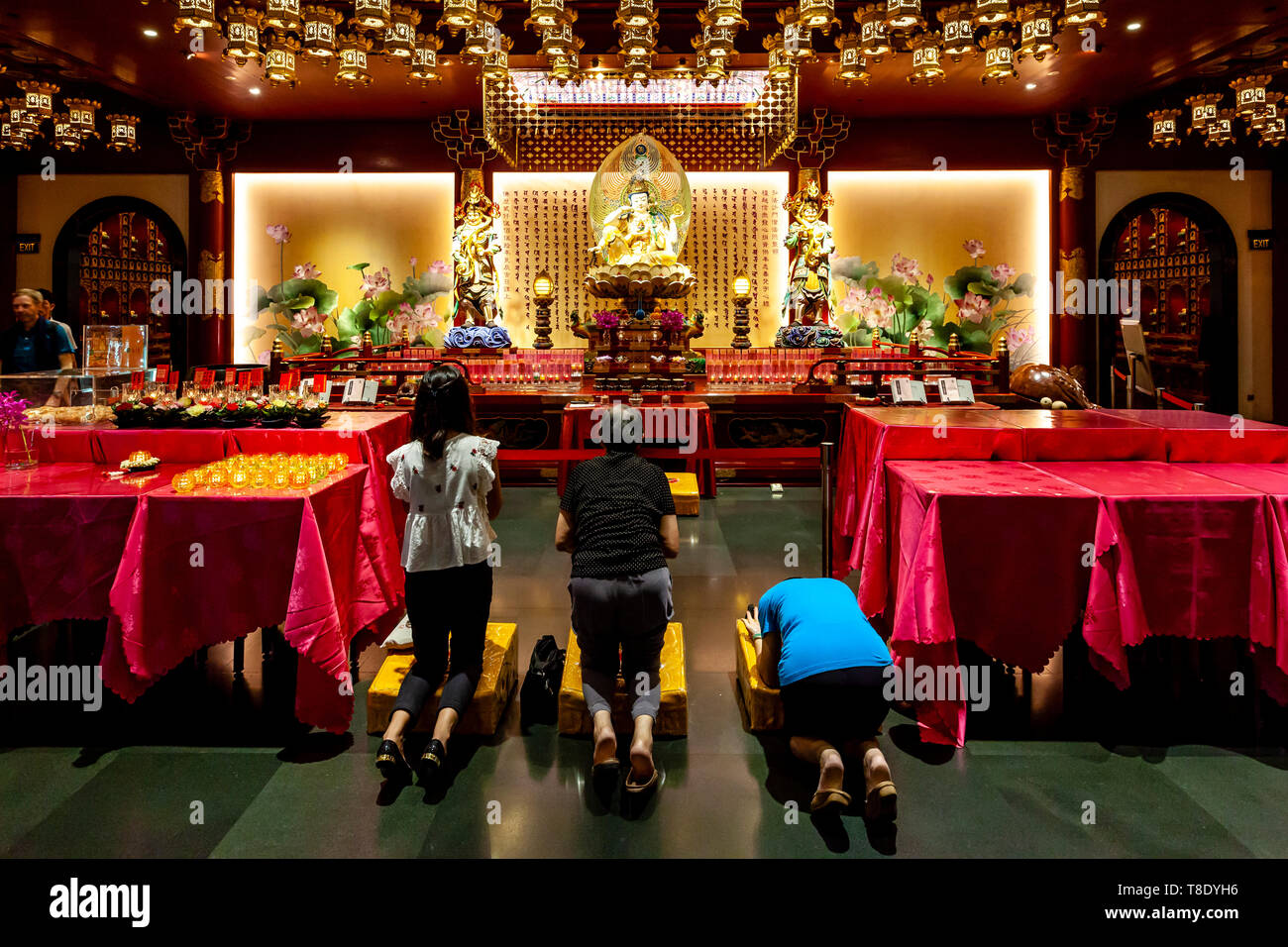 Singapore temple interior hi-res stock photography and images - Alamy