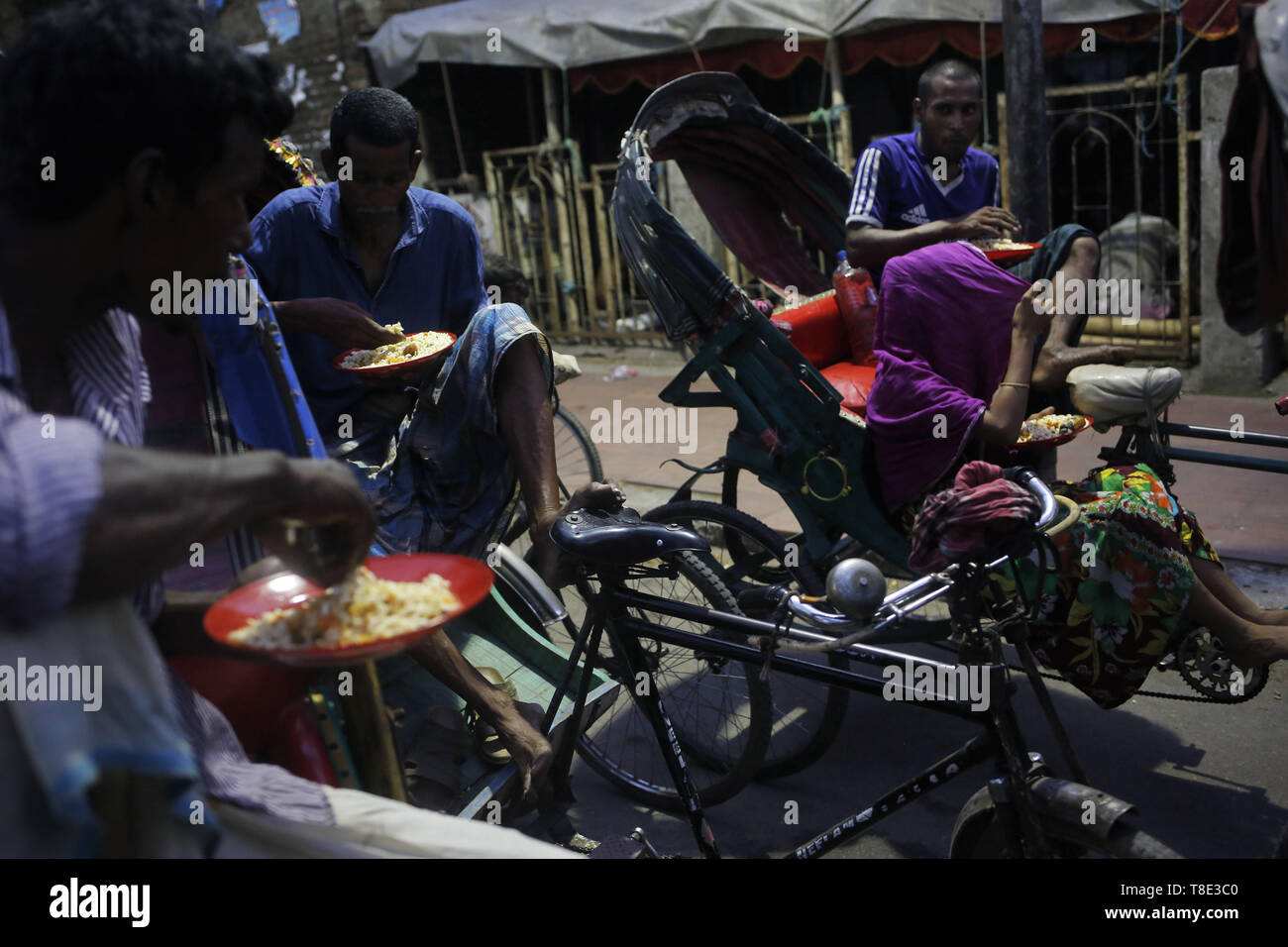 Dhaka, Bangladesh. 13th May, 2019. Rickshaw pullers break their fast ...