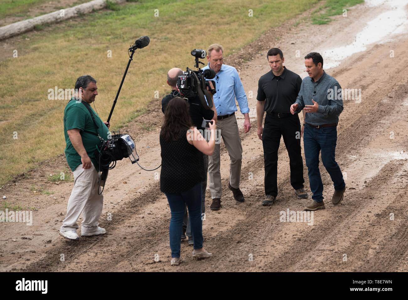 Mexico border migrants interview hi-res stock photography and images ...
