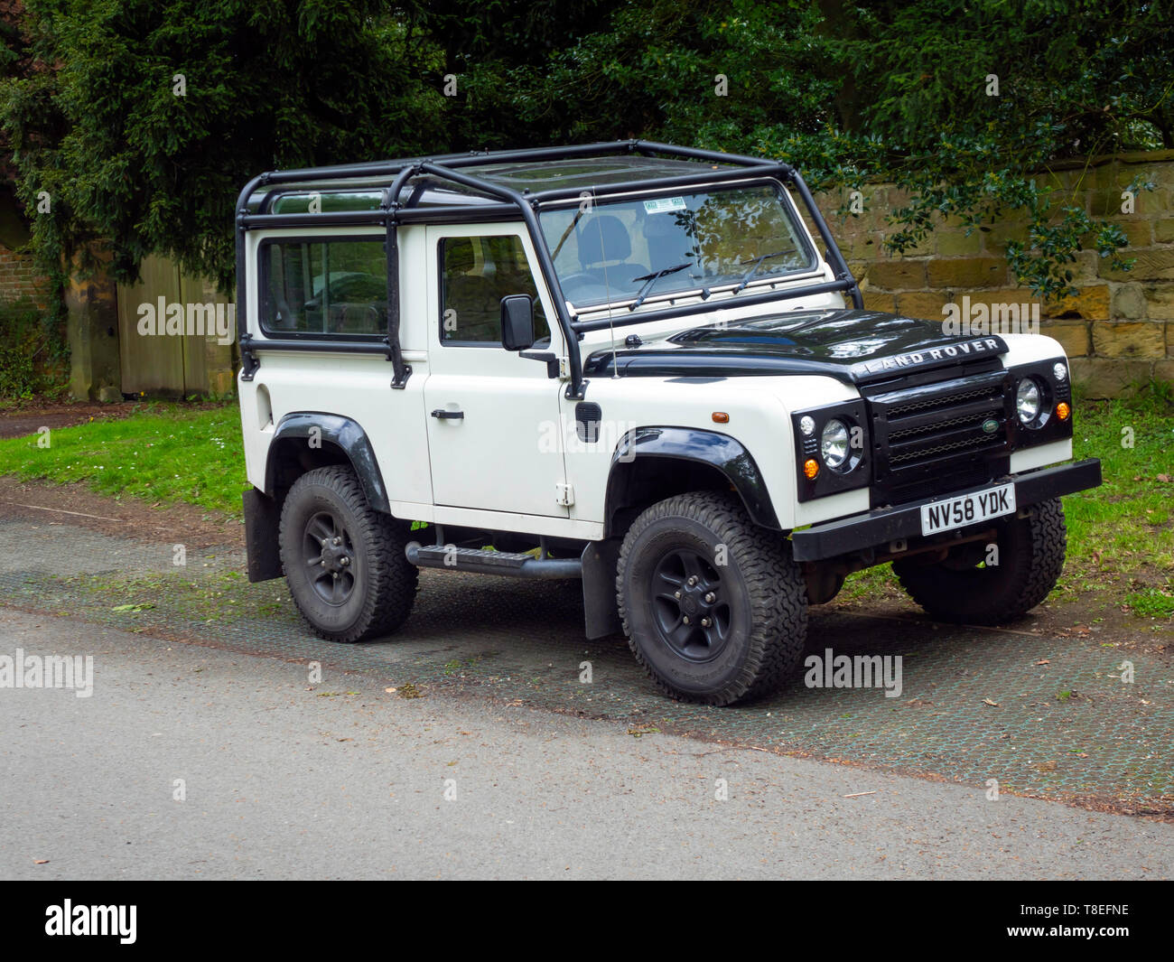 Land rover vehicle hi-res stock photography and images - Alamy