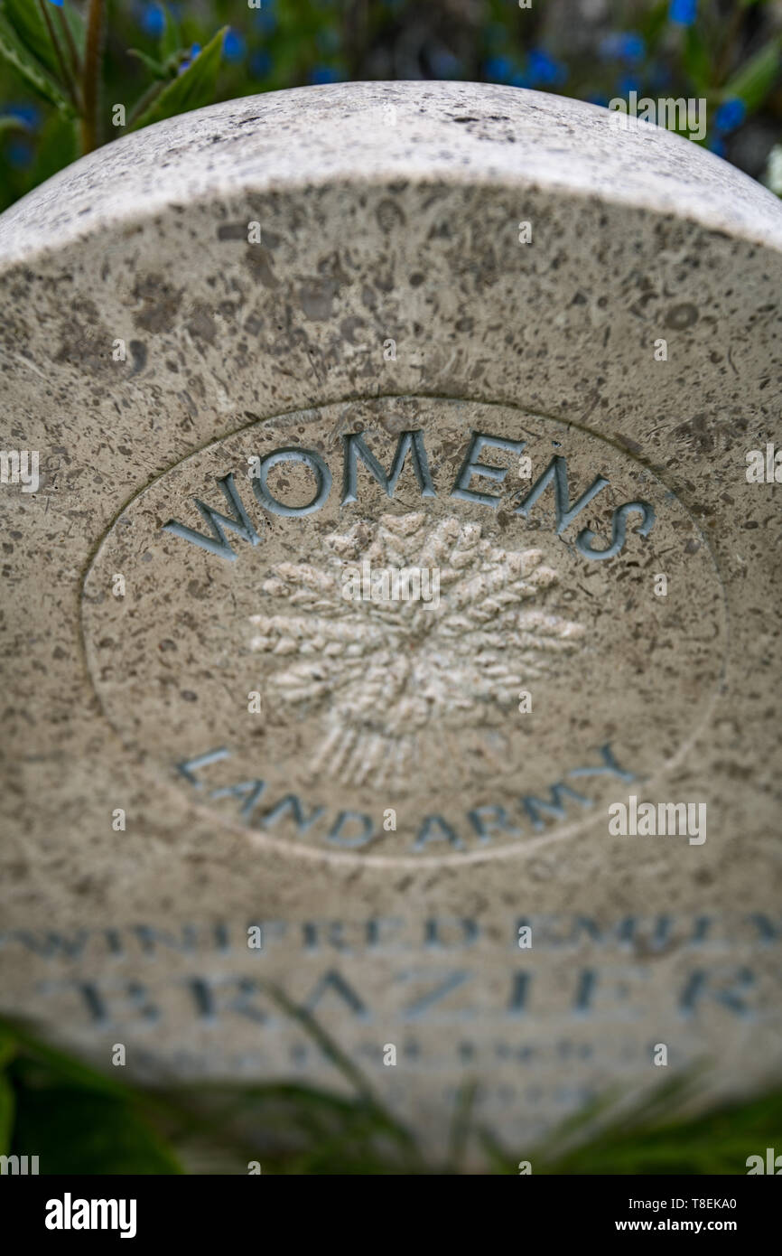 Women’s land army hi-res stock photography and images - Alamy