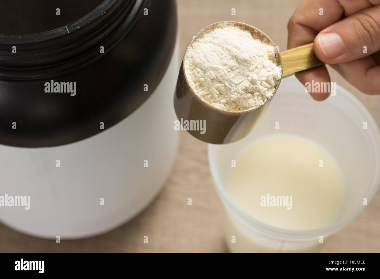 Pouring milk measuring jar hi-res stock photography and images - Alamy