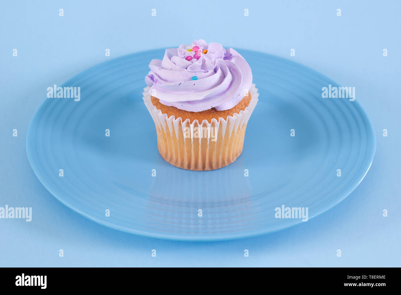 Single cupcake hi-res stock photography and images - Alamy