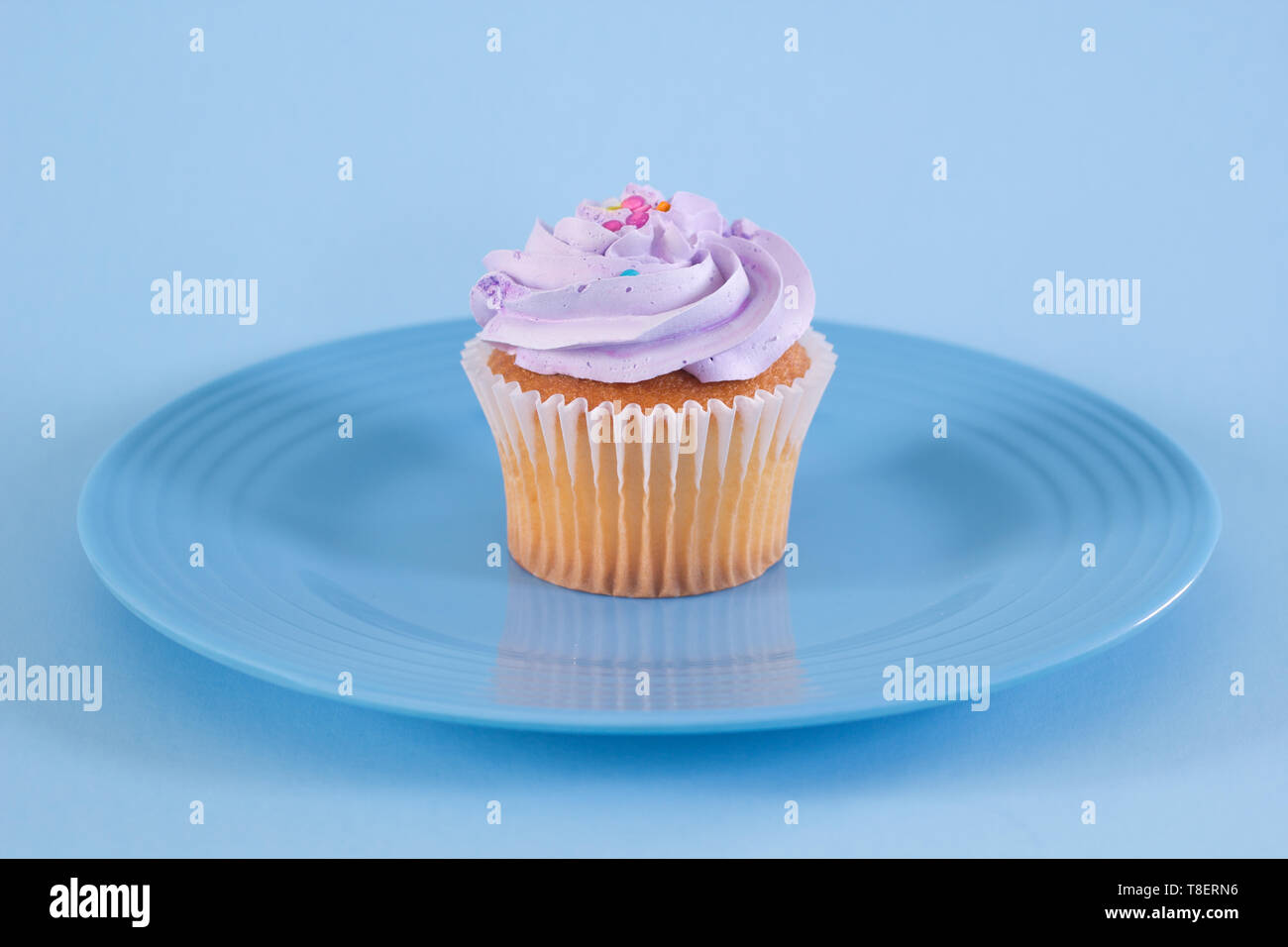 Single cupcake hi-res stock photography and images - Alamy