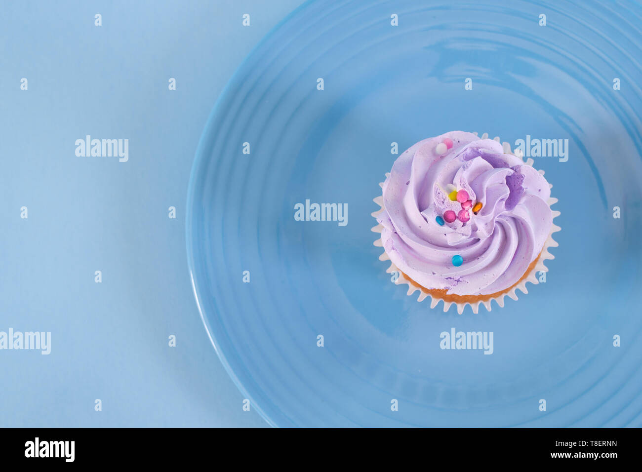 Single cupcake hi-res stock photography and images - Alamy