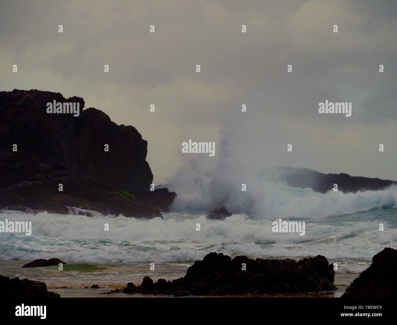 Waves exploding against rocks at Australian Beach Stock Photo - Alamy