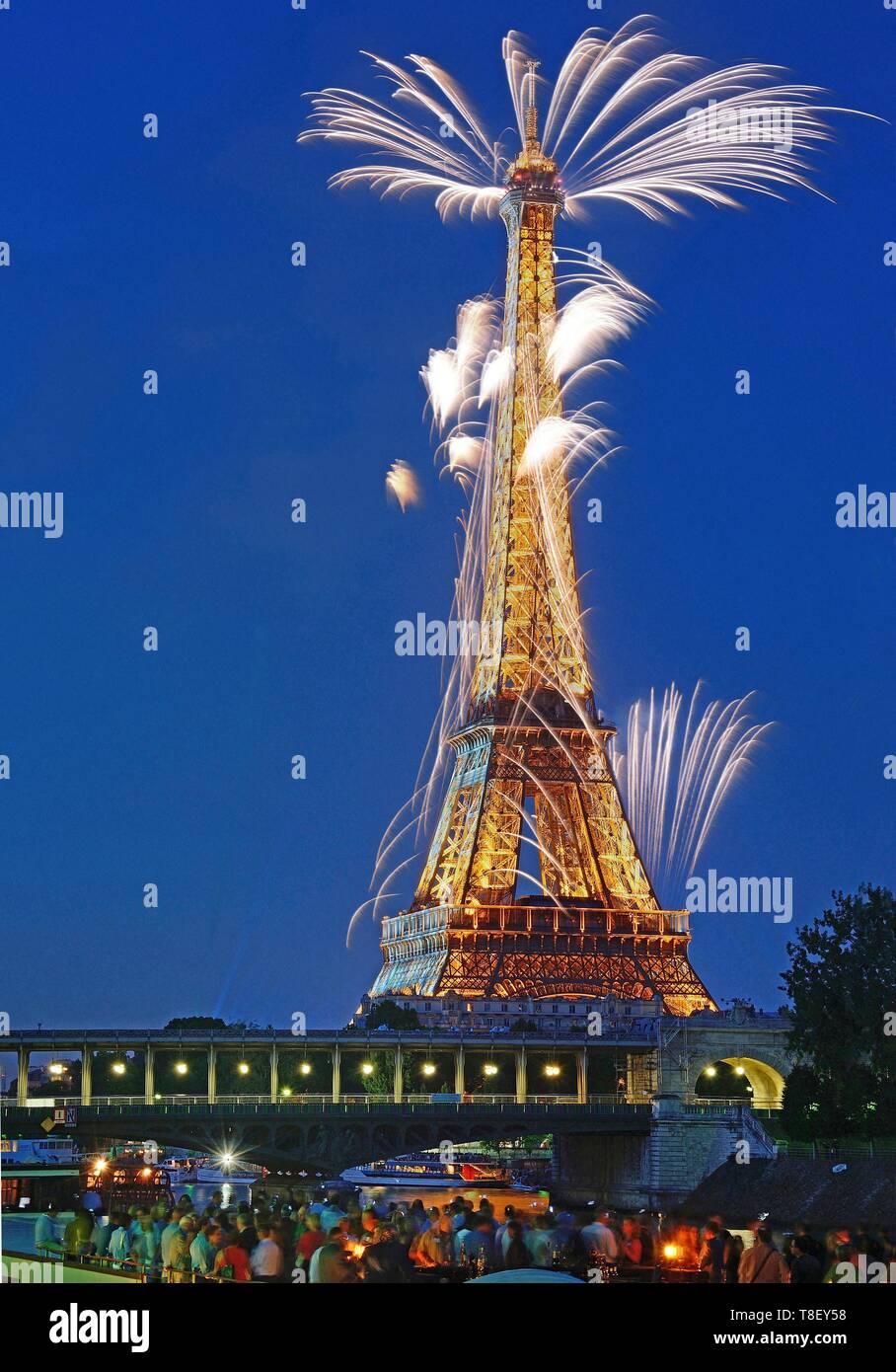 Paris fireworks bastille day bridge hi-res stock photography and images ...