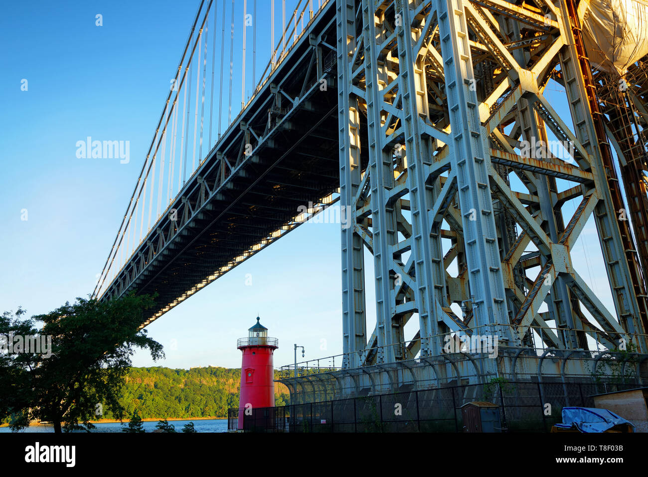 Little Red Lighthouse, George Washington Bridge Stock Photo - Alamy