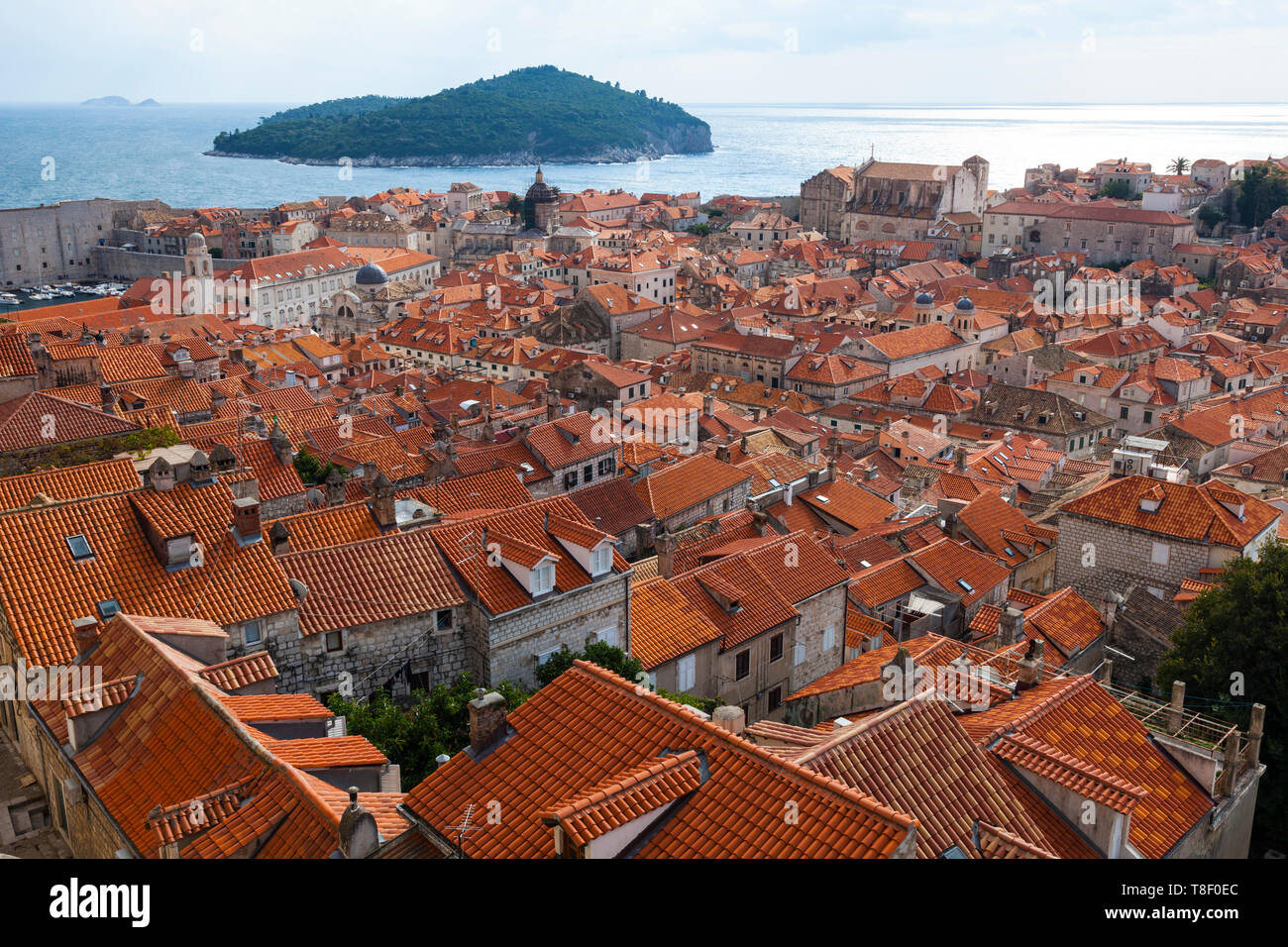 Isla de Lokrum desde la muralla del casco antiguo de Dubrovnik, Ciudad ...