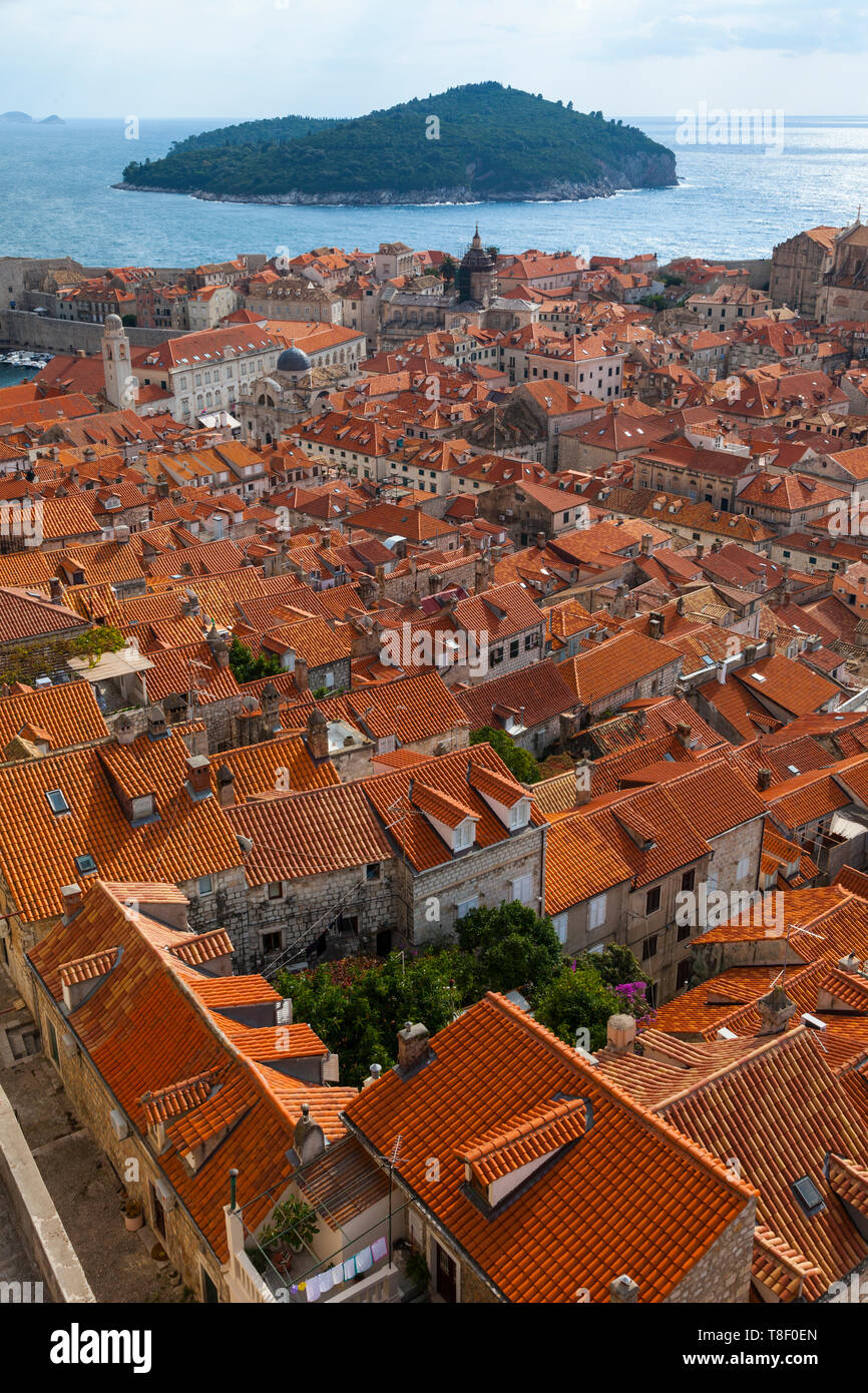 Isla de Lokrum desde la muralla del casco antiguo de Dubrovnik, Ciudad ...