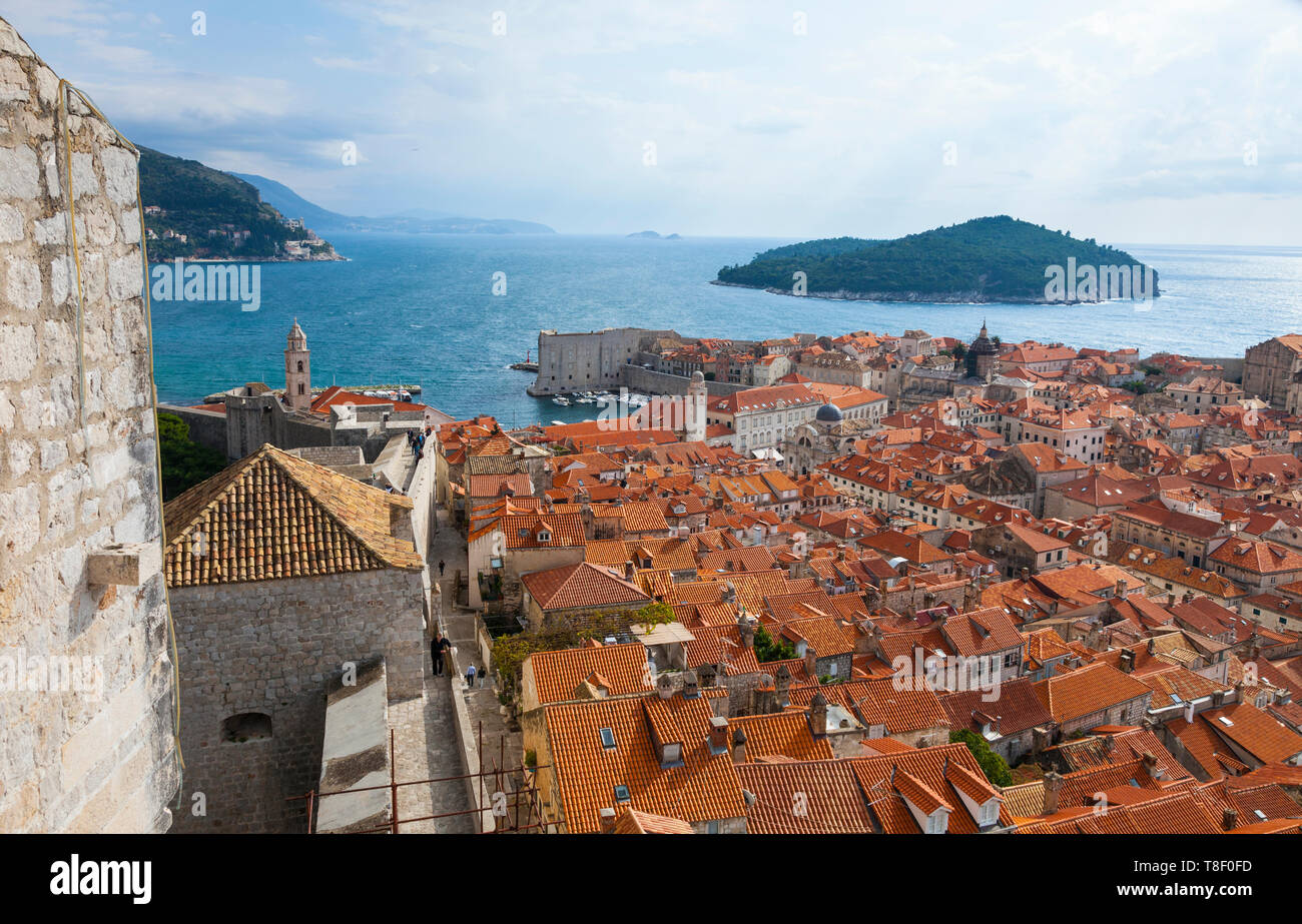 Isla de Lokrum desde la muralla del casco antiguo de Dubrovnik, Ciudad ...