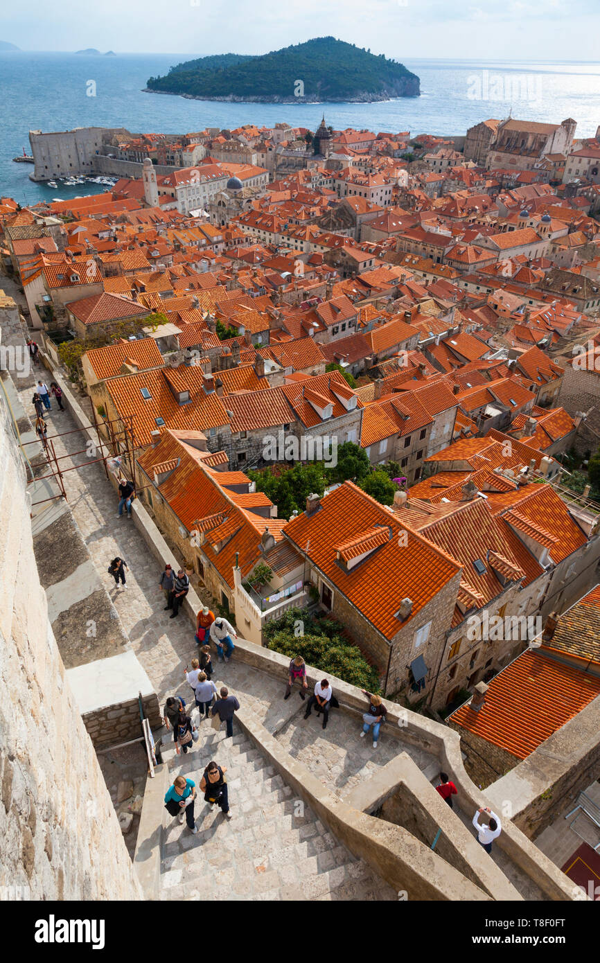 Isla de Lokrum desde la muralla del casco antiguo de Dubrovnik, Ciudad ...