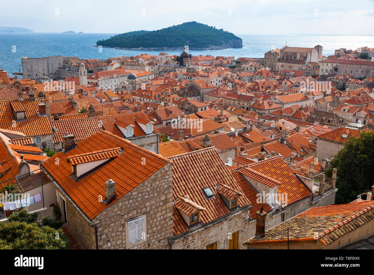 Isla de Lokrum desde la muralla del casco antiguo de Dubrovnik, Ciudad ...