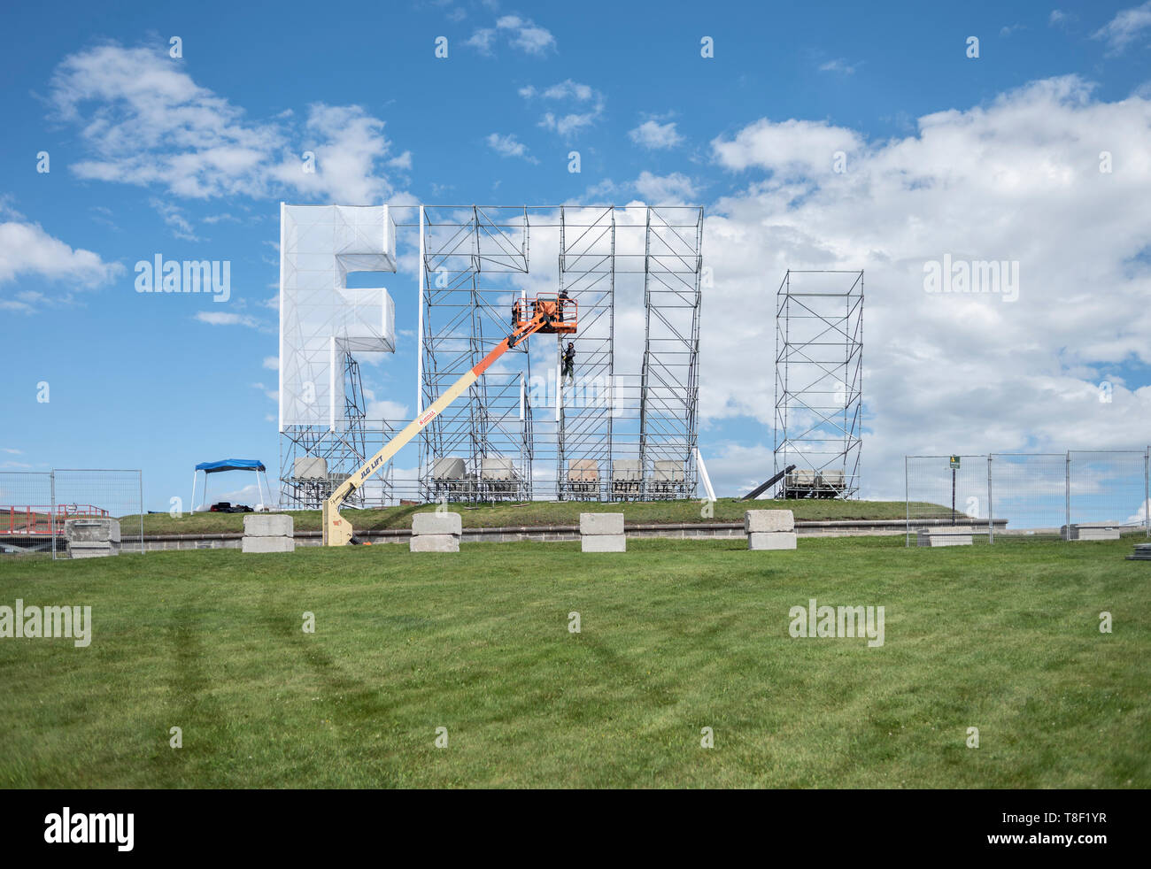 Installing signage hi-res stock photography and images - Alamy