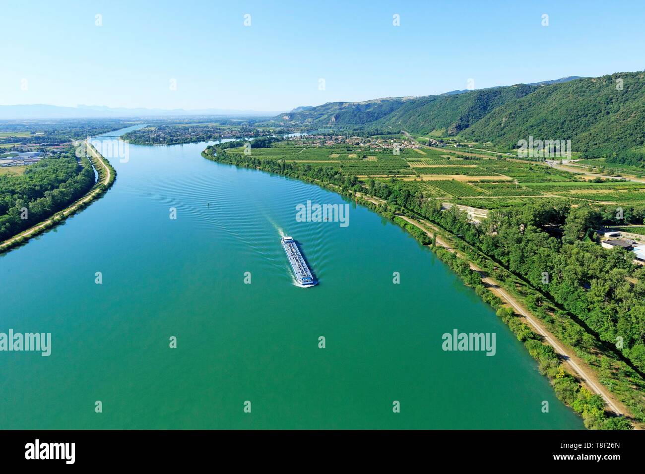 France, Ardeche, Glun, navigation on the Rhone, downstream of Tournon ...