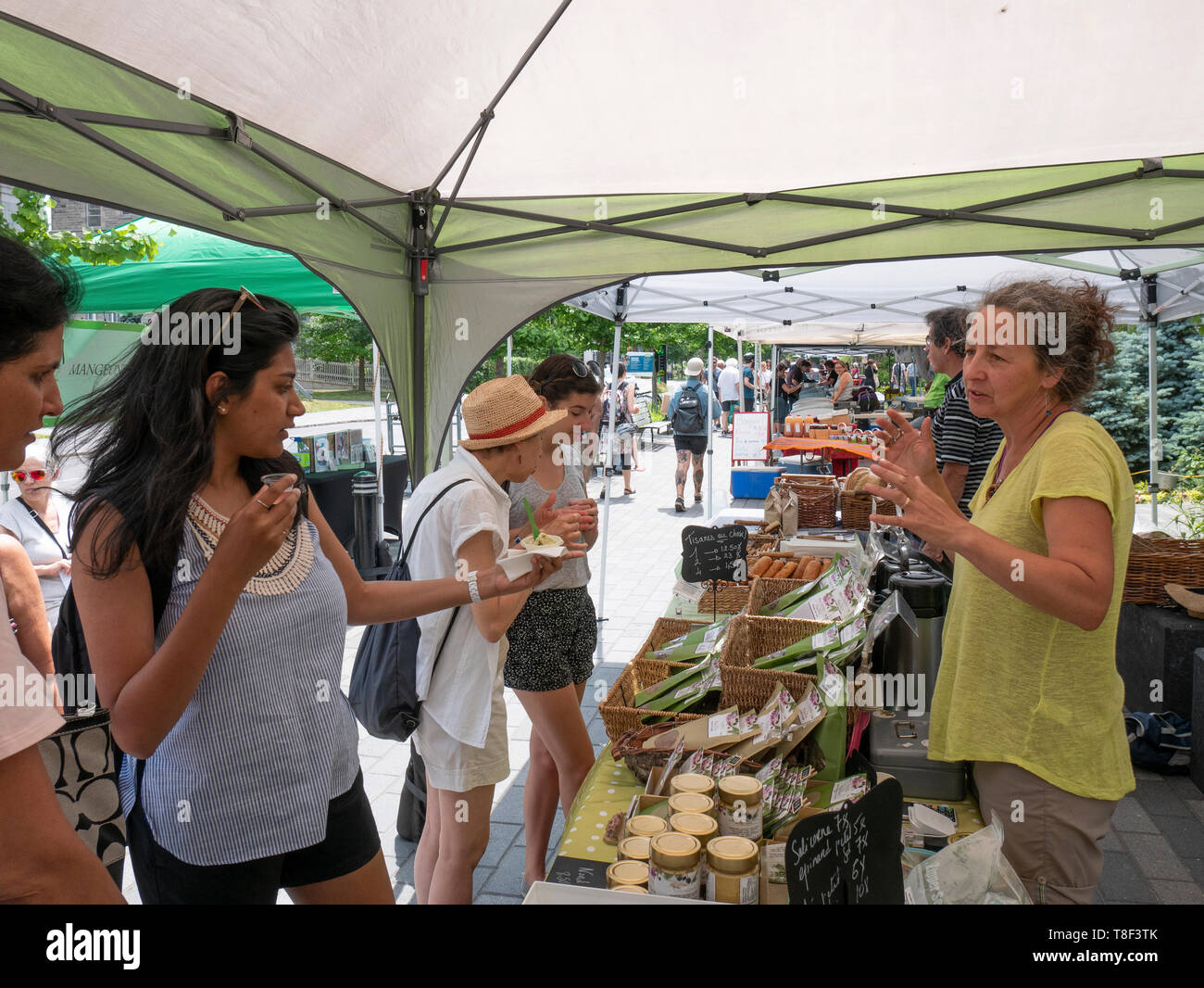 Canada quebec montreal fruit shop hi-res stock photography and images ...