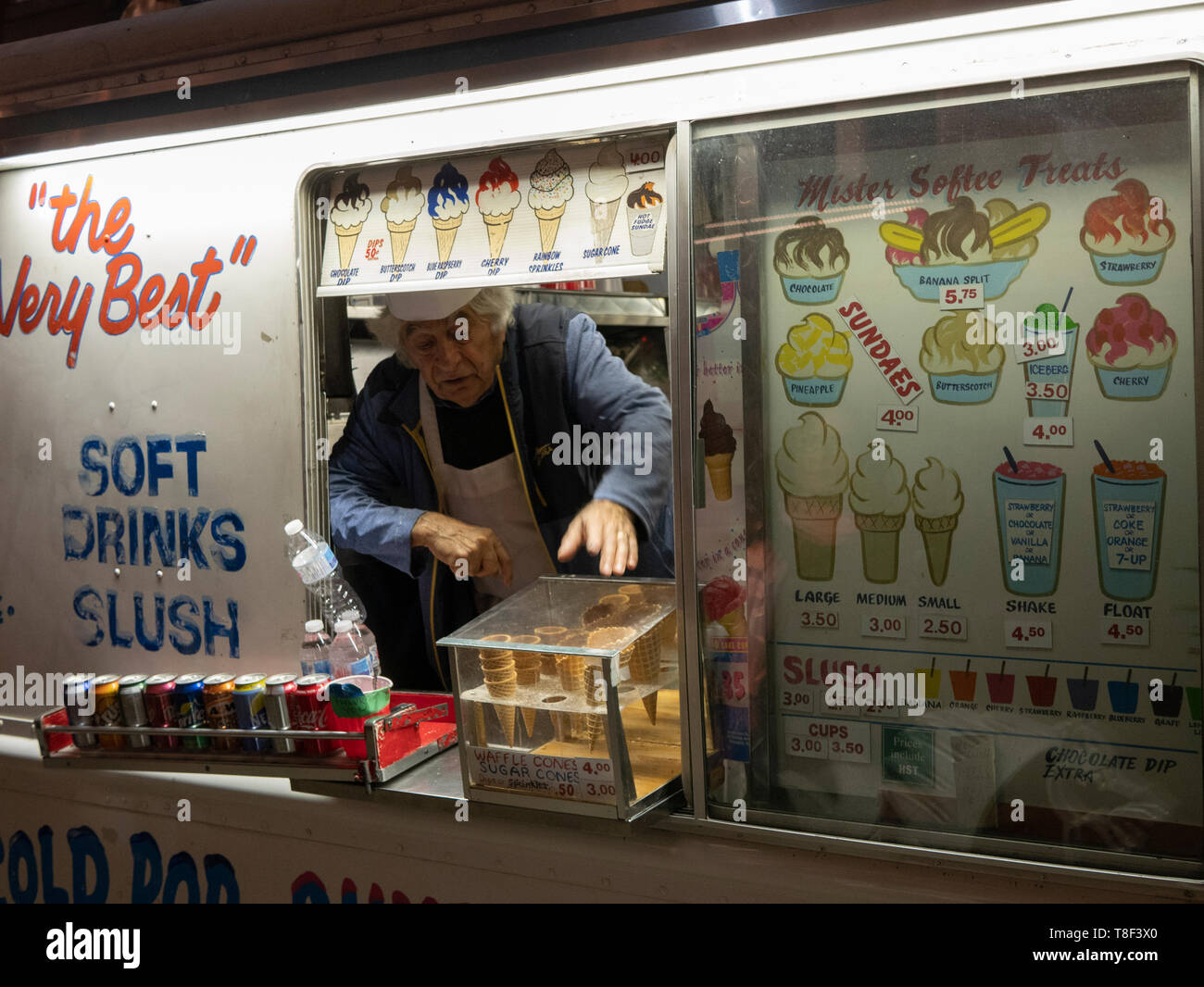 Elderly street vendor selling soft drinks & slush late evening Stock ...