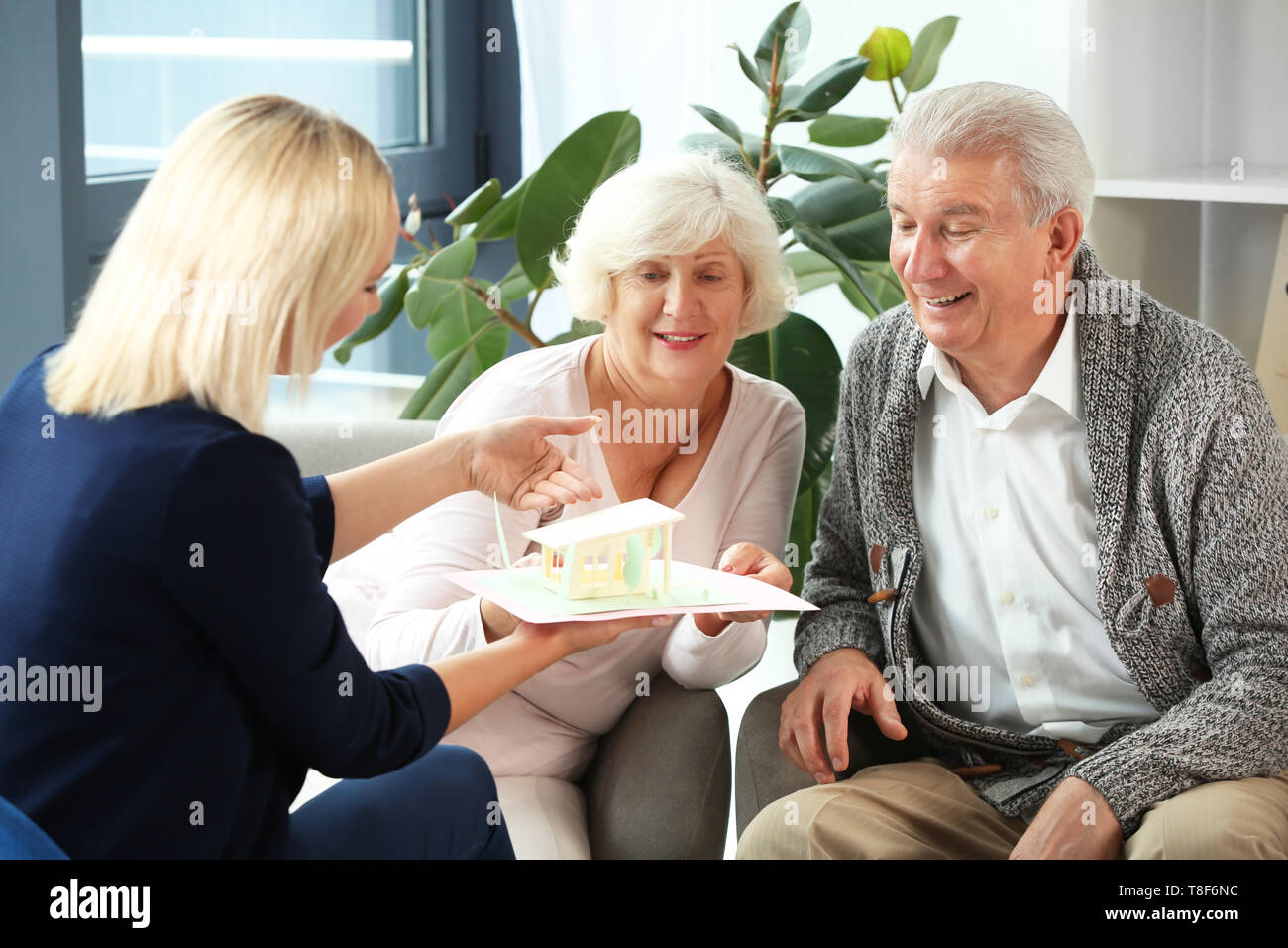 Real estate agent showing model hi-res stock photography and images - Alamy