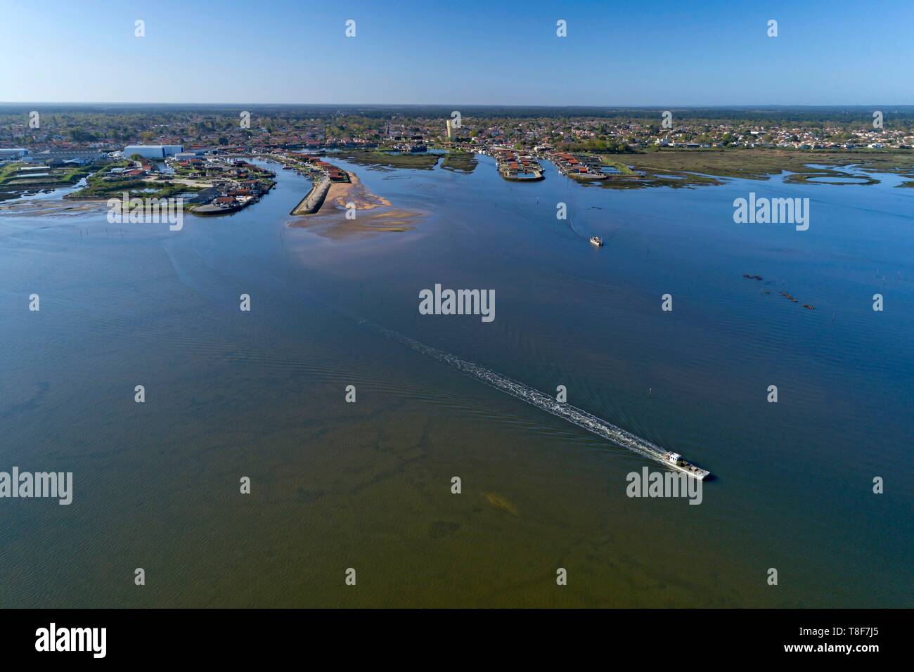 France, Gironde, Bassin d'Arcachon, Gujan-Mestras, fishing boat leaving ...
