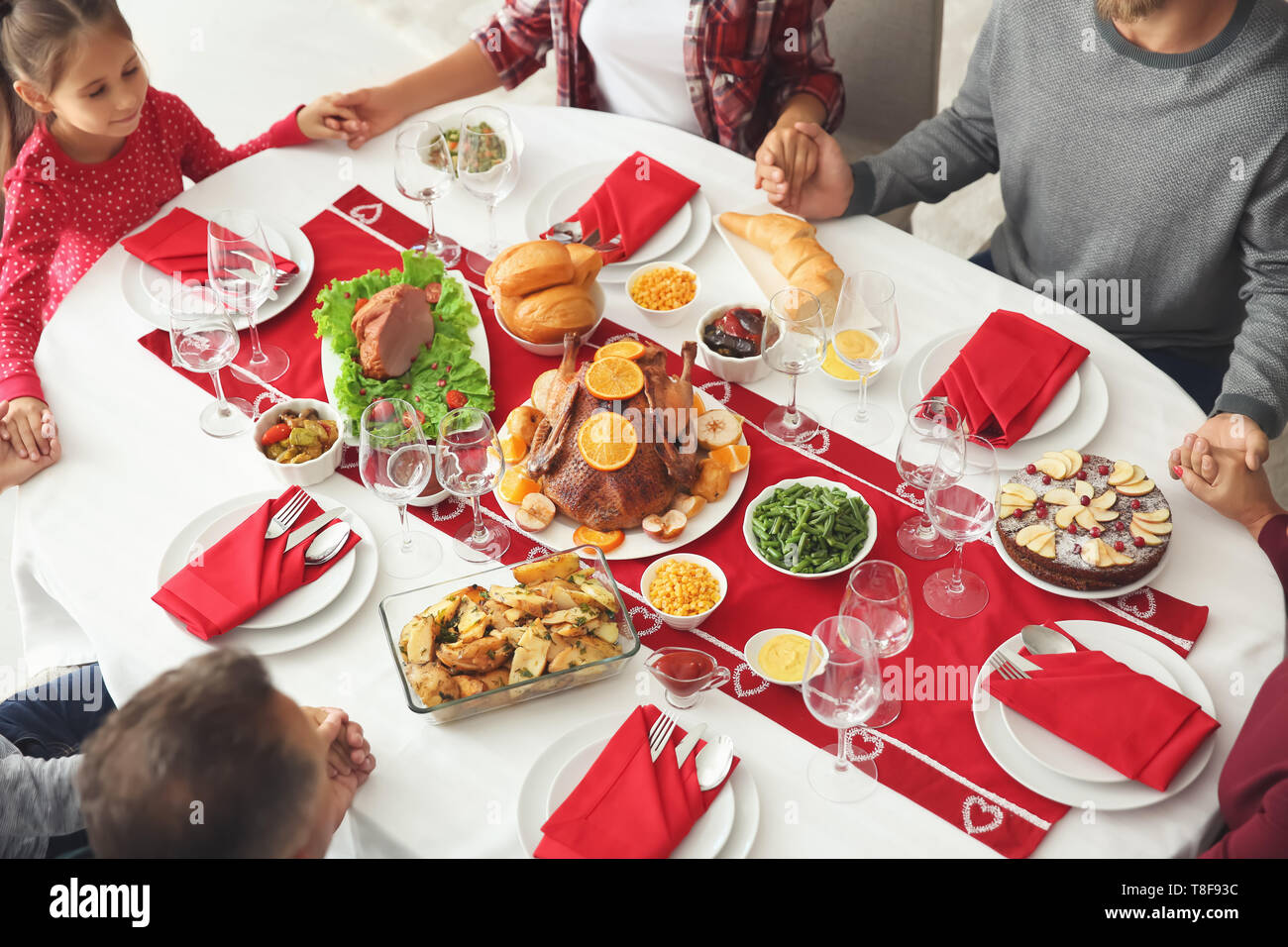 Family praying before having dinner hi-res stock photography and images ...
