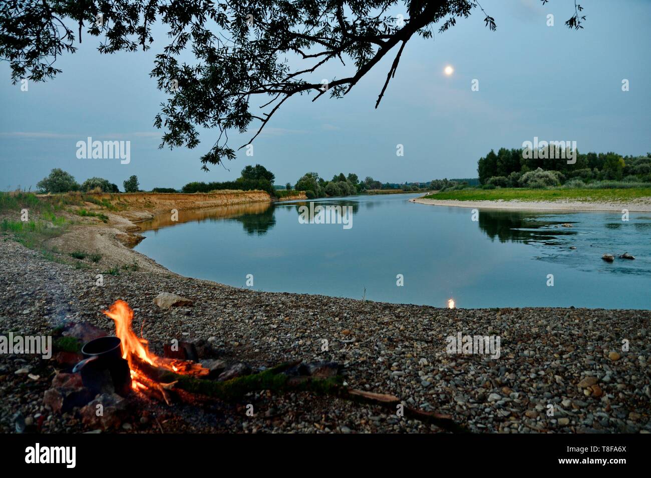 Campfire full moon hi-res stock photography and images - Alamy