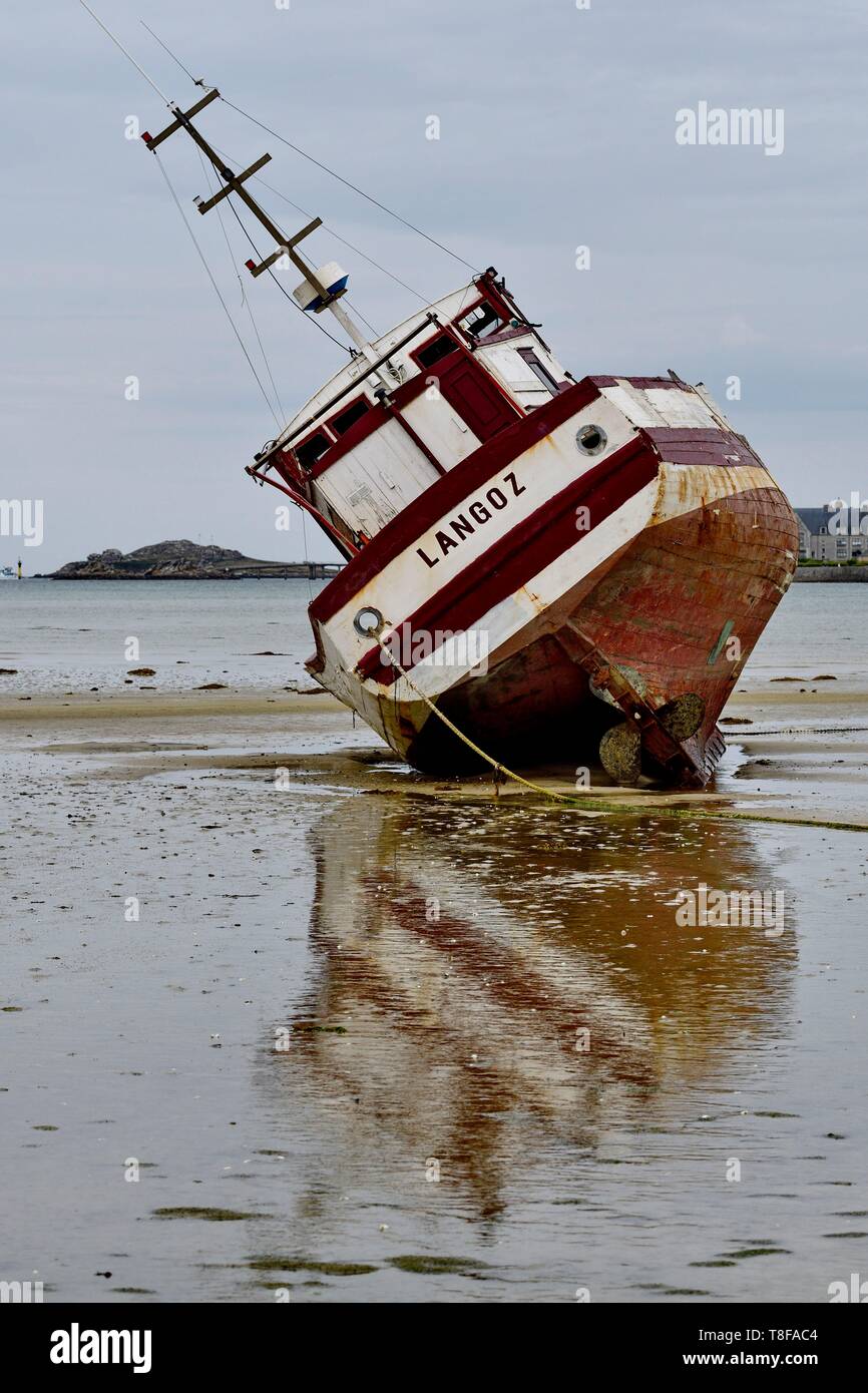 France, Finistere, Roscoff, old trawler at low tide Stock Photo - Alamy