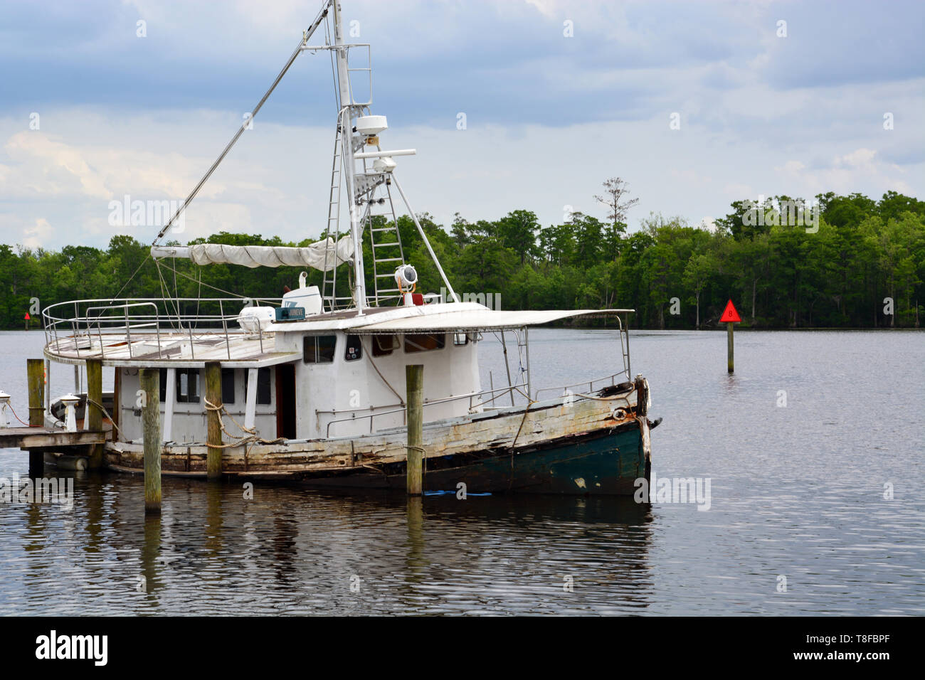Foundered boat hi-res stock photography and images - Alamy
