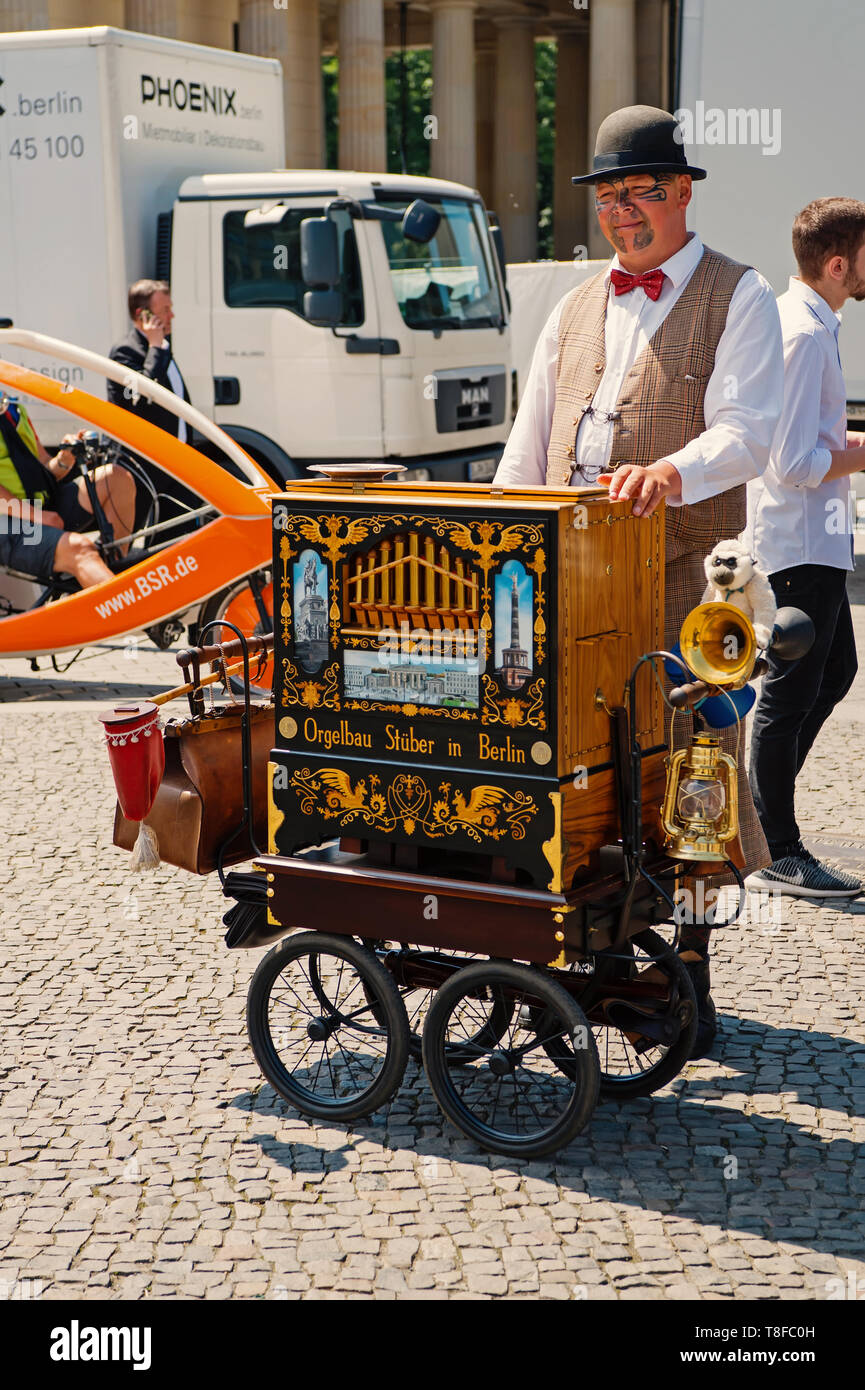 Barrel Organ Grinder High Resolution Stock Photography and Images - Alamy