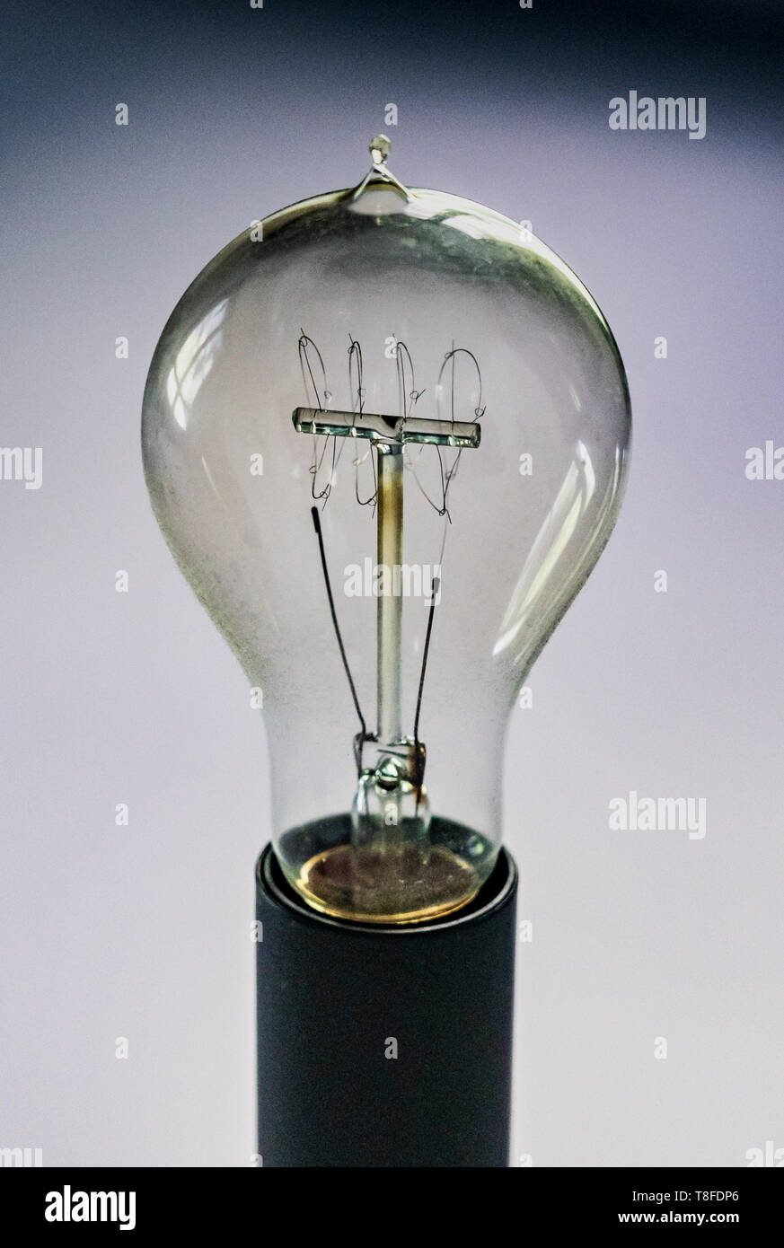 Room one light bulb hi-res stock photography and images - Alamy