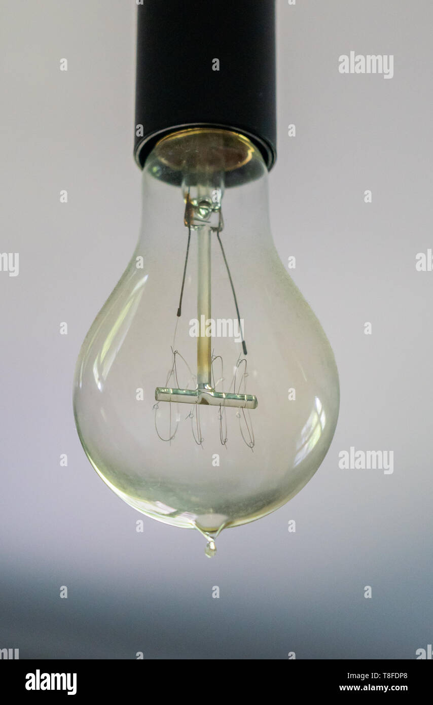 Room one light bulb hi-res stock photography and images - Alamy