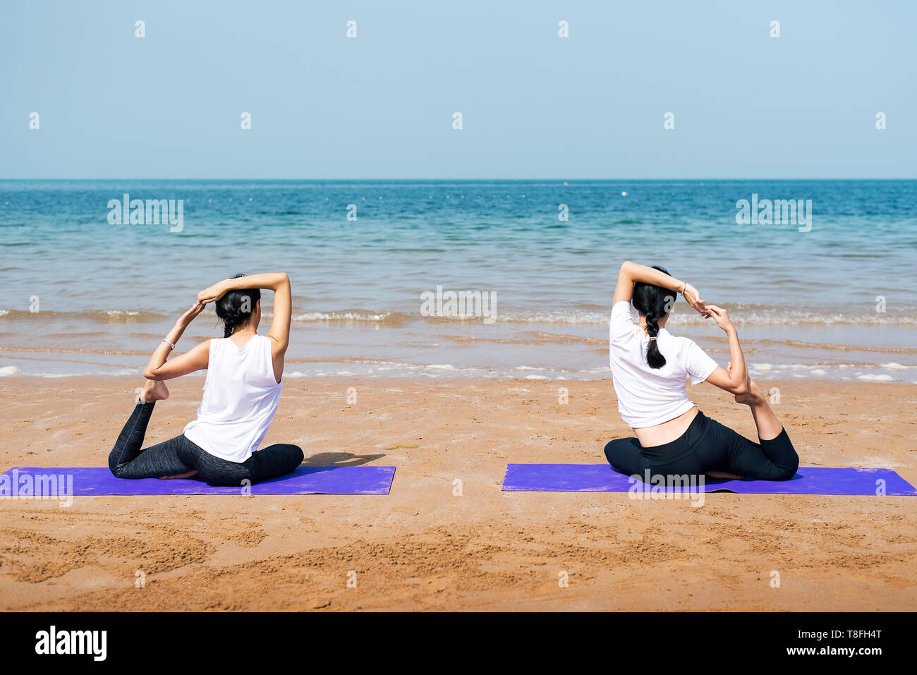 Back view friends beach hi-res stock photography and images - Alamy