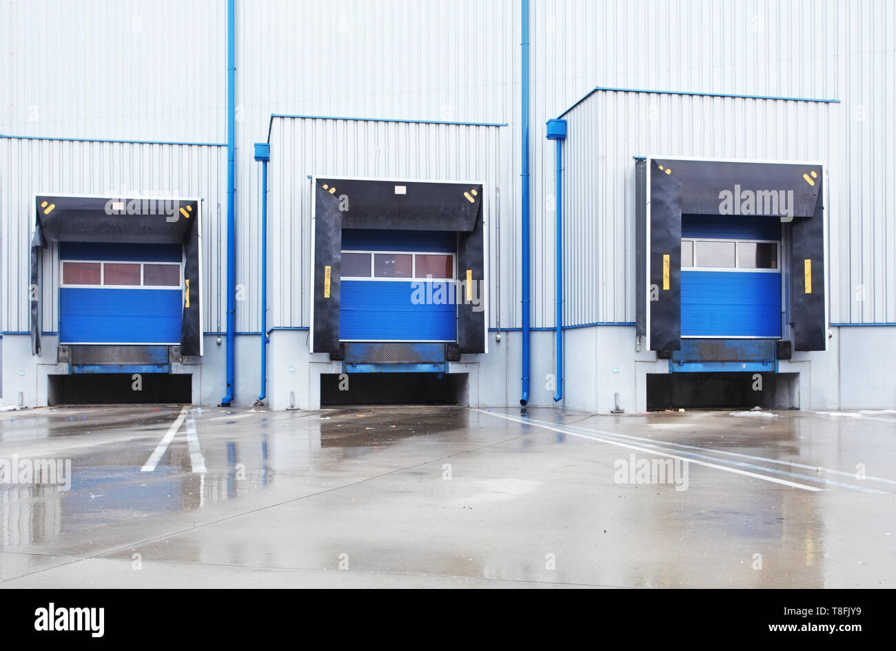 Large modern warehouse loading docks hi-res stock photography and ...