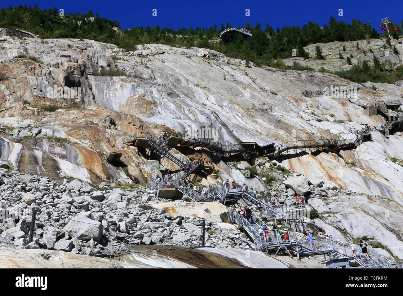 Rampes et escaliers pour visite de la Grotte de Glace. Glacier de la ...