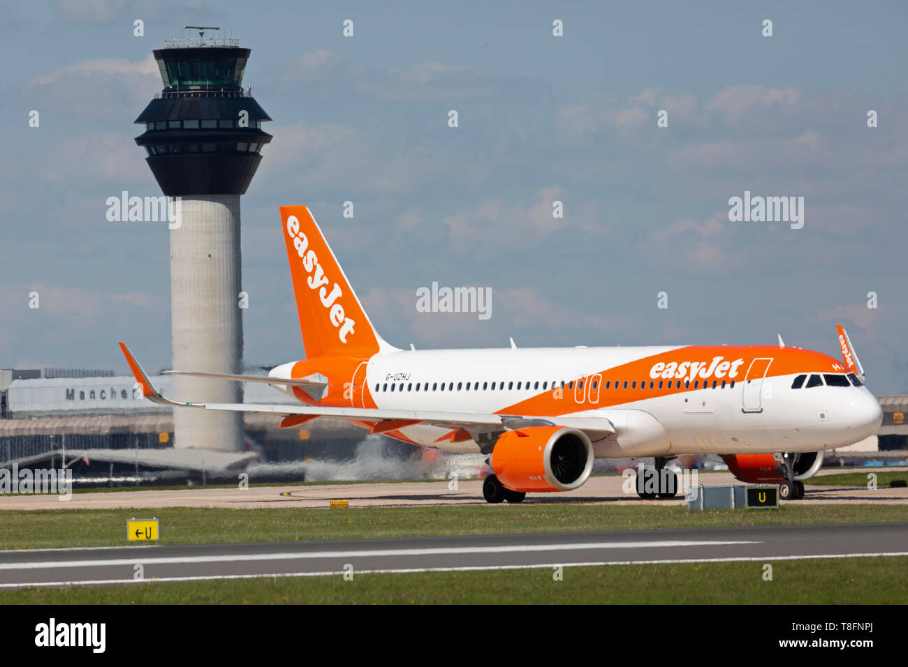 Easyjet front hi-res stock photography and images - Alamy