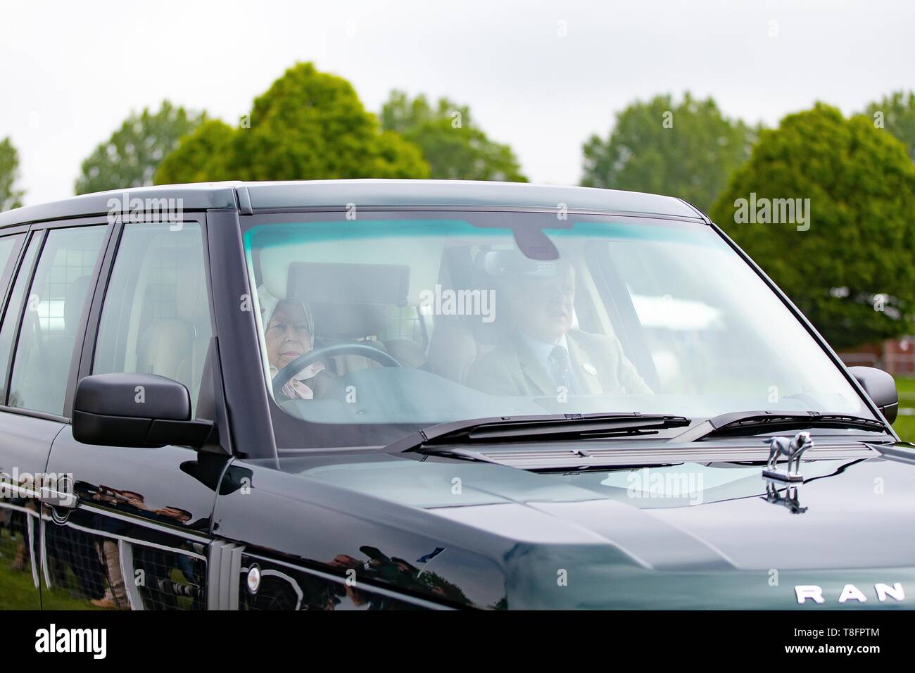 Queen elizabeth range rover hi-res stock photography and images - Alamy