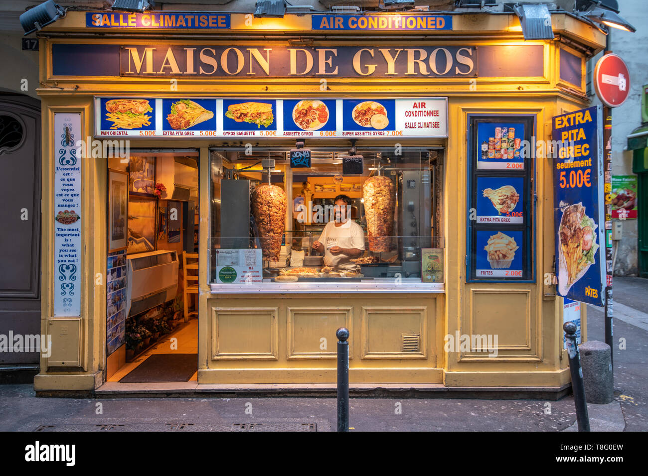 Paris restaurant storefront hi-res stock photography and images - Alamy